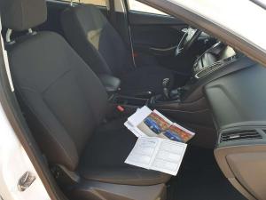 Balts Ford Focus 2015 Marijampole, ar dzinēja tilpumu 1.00 L un nobraukumu 122 tūkst. km par 5250 €, foto 35 vietnē AUTOMOTO.COM.LV
