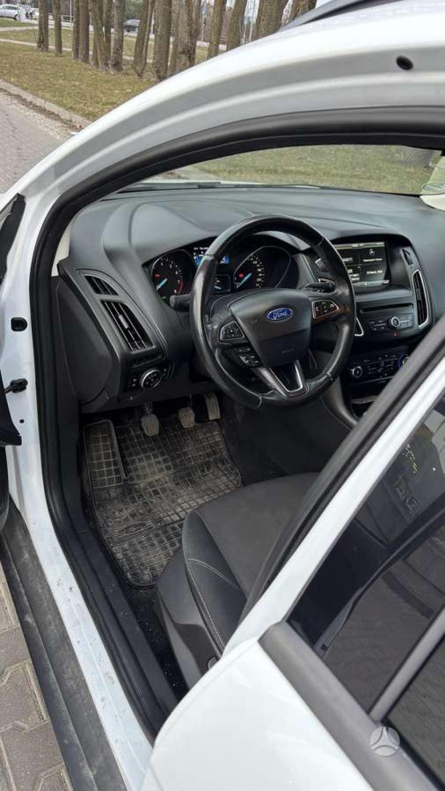 Balts Ford Focus 2015 Kauņa, ar dzinēja tilpumu 1.00 L un nobraukumu 155 tūkst. km par 4000 €, foto 12 vietnē AUTOMOTO.COM.LV