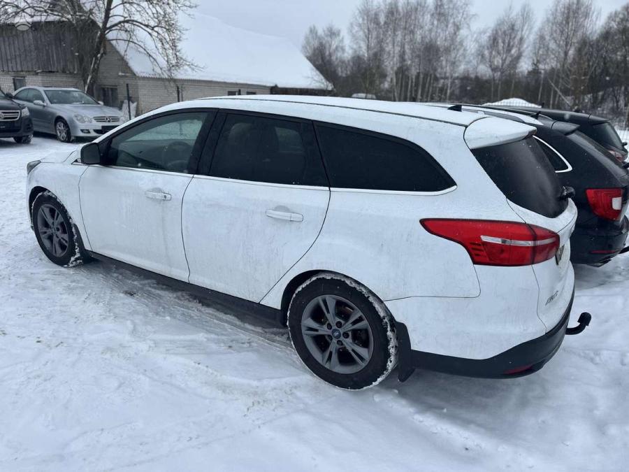 White Ford Focus 2016 in Vilnius, with an engine capacity of 1.00 L and mileage of 309 thousand km for 2950 €, photo 4 on AUTOMOTO.COM.LV