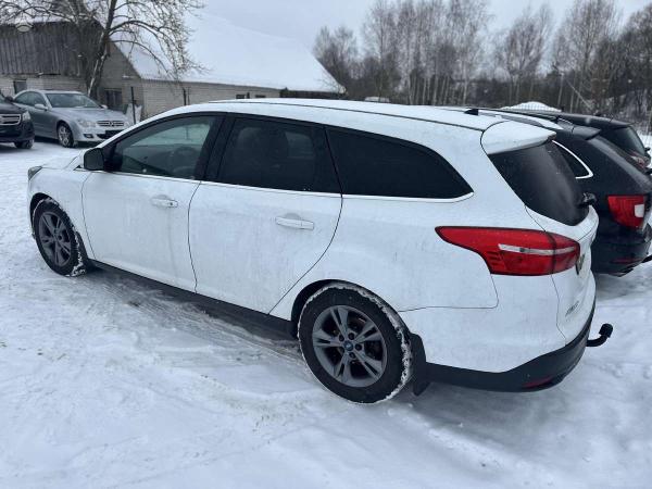 White Ford Focus 2016 in Vilnius, with an engine capacity of 1.00 L and mileage of 309 thousand km for 2950 €, photo 4 on AUTOMOTO.COM.LV