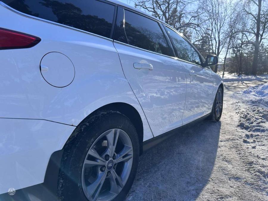 White Ford Focus 2016 in Vilnius, with an engine capacity of 1.00 L and mileage of 309 thousand km for 2750 €, photo 9 on AUTOMOTO.COM.LV