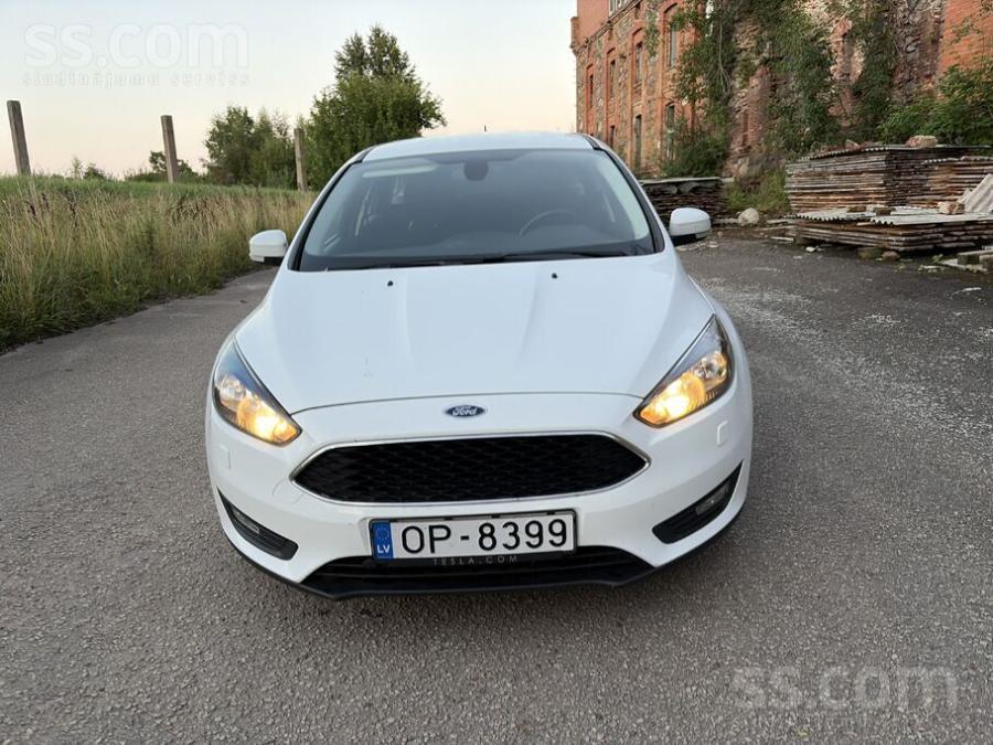 White Ford Focus 2018 in Riga, with an engine capacity of 1.00 L and mileage of 133 thousand km for 7950 €, photo 4 on AUTOMOTO.COM.LV