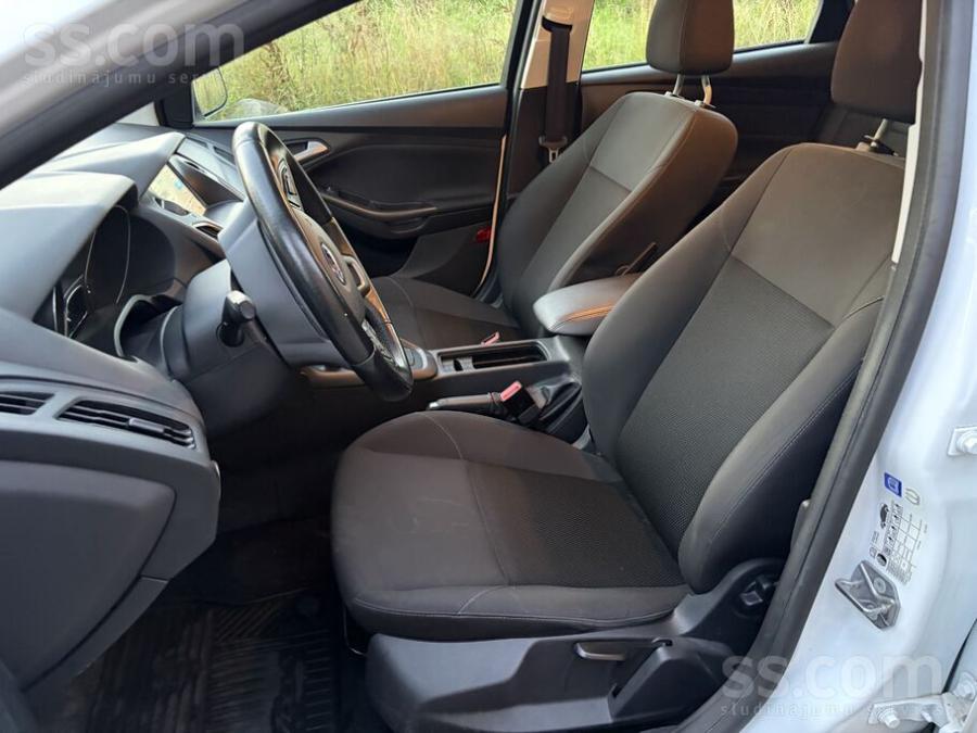 White Ford Focus 2018 in Riga, with an engine capacity of 1.00 L and mileage of 133 thousand km for 7950 €, photo 13 on AUTOMOTO.COM.LV