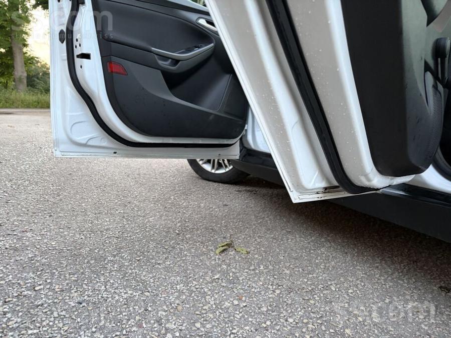 White Ford Focus 2018 in Riga, with an engine capacity of 1.00 L and mileage of 133 thousand km for 7950 €, photo 20 on AUTOMOTO.COM.LV