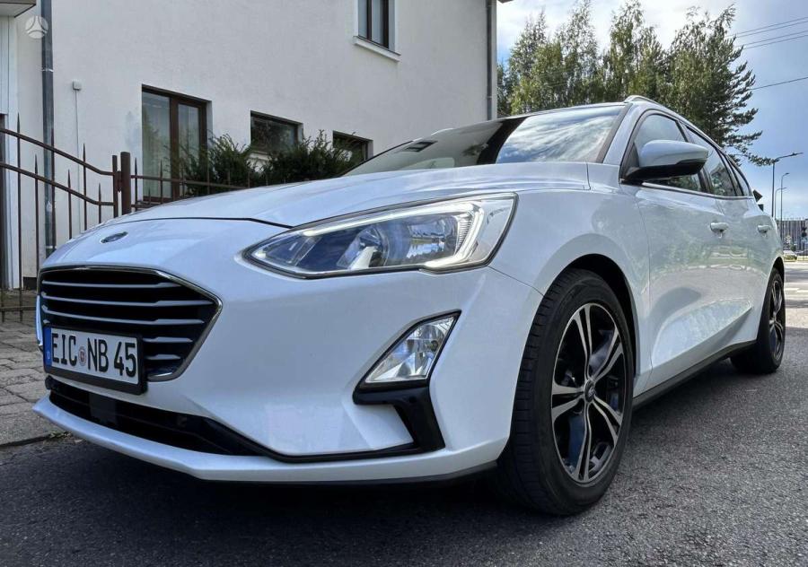 White Ford Focus 2018 in Vilnius, with an engine capacity of 1.50 L and mileage of 217 thousand km for 6600 €, photo 3 on AUTOMOTO.COM.LV