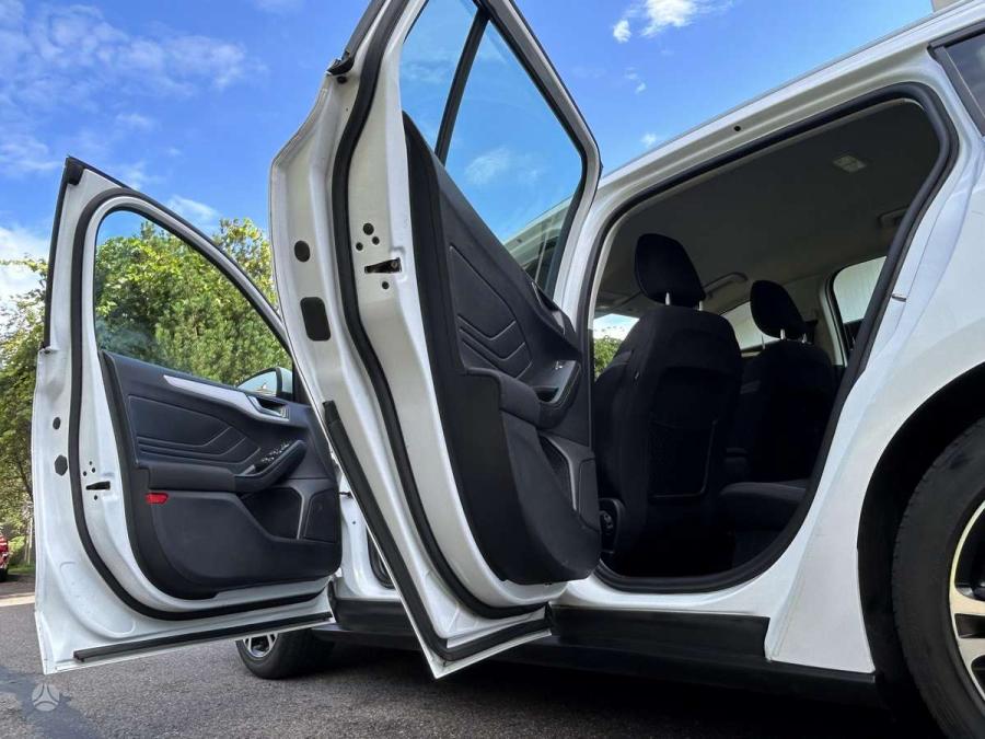 White Ford Focus 2018 in Vilnius, with an engine capacity of 1.50 L and mileage of 217 thousand km for 6600 €, photo 8 on AUTOMOTO.COM.LV