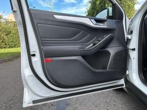 White Ford Focus 2018 in Vilnius, with an engine capacity of 1.50 L and mileage of 217 thousand km for 6600 €, photo 9 on AUTOMOTO.COM.LV