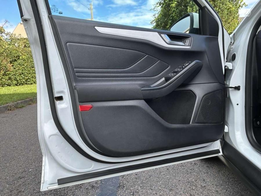 White Ford Focus 2018 in Vilnius, with an engine capacity of 1.50 L and mileage of 217 thousand km for 6600 €, photo 9 on AUTOMOTO.COM.LV