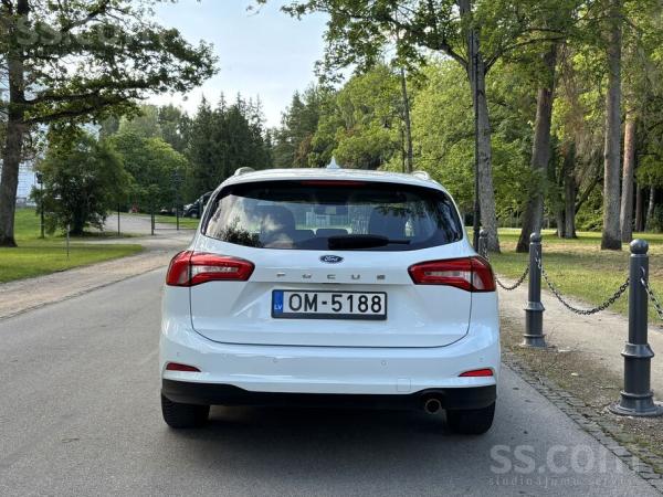 White Ford Focus 2019 in Jurmala, with an engine capacity of 1.00 L and mileage of 187 thousand km for 6900 €, photo 4 on AUTOMOTO.COM.LV