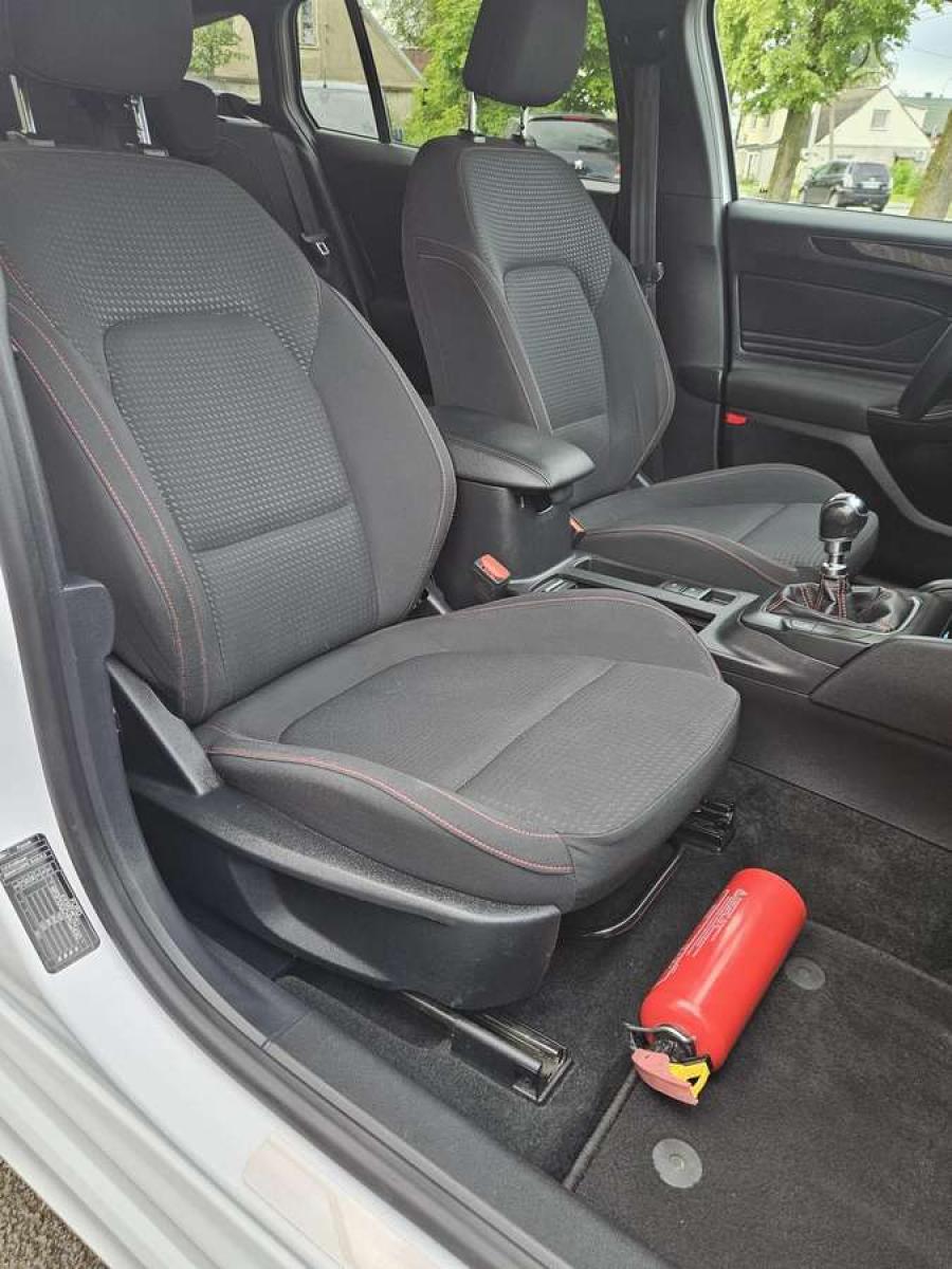 White Ford Focus 2019 in Siauliai, with an engine capacity of 1.00 L and mileage of 186 thousand km for 7400 €, photo 17 on AUTOMOTO.COM.LV