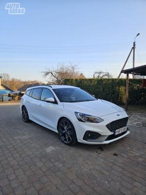 White Ford Focus 2020 in Vilnius, with an engine capacity of 2.30 L and mileage of 116 thousand km for 16600 €, photo  on AUTOMOTO.COM.LV