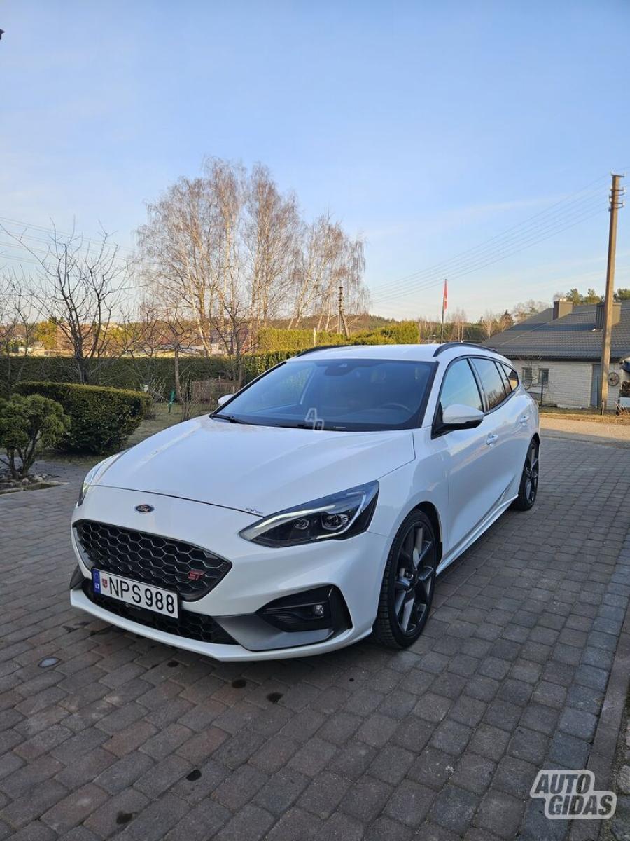 White Ford Focus 2020 in Vilnius, with an engine capacity of 2.30 L and mileage of 116 thousand km for 16600 €, photo 3 on AUTOMOTO.COM.LV