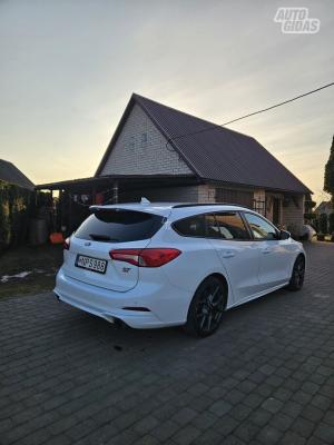 White Ford Focus 2020 in Vilnius, with an engine capacity of 2.30 L and mileage of 116 thousand km for 16600 €, photo 8 on AUTOMOTO.COM.LV