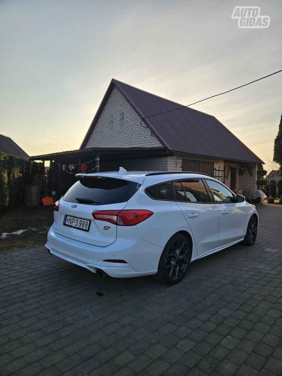 White Ford Focus 2020 in Vilnius, with an engine capacity of 2.30 L and mileage of 116 thousand km for 16600 €, photo 8 on AUTOMOTO.COM.LV