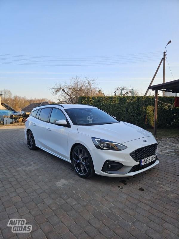 Ford Focus 2020 in Vilnius on AUTOMOTO.COM.LV White Ford Focus 2020 in Vilnius, with an engine capacity of 2.30 L and mileage of 121 thousand km for 16220 €, photo 4 on AUTOMOTO.COM.LV
