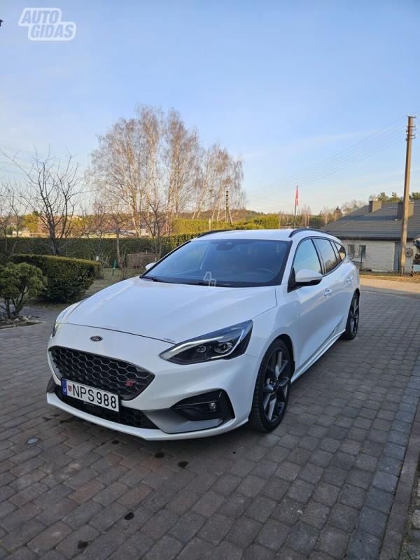 Ford Focus 2020 in Vilnius on AUTOMOTO.COM.LV White Ford Focus 2020 in Vilnius, with an engine capacity of 2.30 L and mileage of 121 thousand km for 16220 €, photo 6 on AUTOMOTO.COM.LV