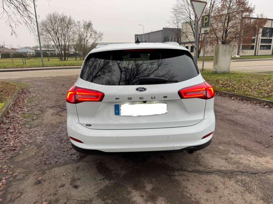 White Ford Focus 2021 in Taurage, with an engine capacity of 1.50 L and mileage of 171 thousand km for 7900 €, photo 5 on AUTOMOTO.COM.LV