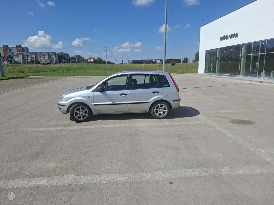 Grey Ford Fusion 2003 in Siauliai, with an engine capacity of 1.40 L and mileage of 180 thousand km for 1150 €, photo 5 on AUTOMOTO.COM.LV