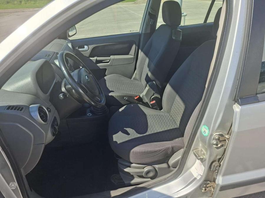 Grey Ford Fusion 2003 in Siauliai, with an engine capacity of 1.40 L and mileage of 180 thousand km for 1150 €, photo 6 on AUTOMOTO.COM.LV