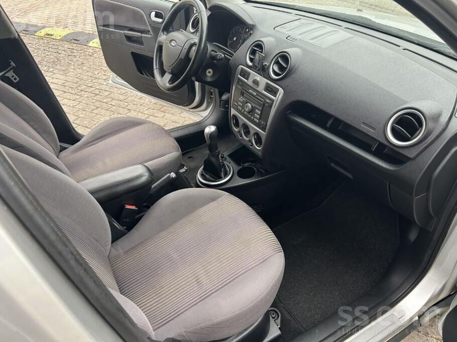 Grey Ford Fusion 2007 in Dobele, with an engine capacity of 1.60 L and mileage of 206 thousand km for 3150 €, photo 12 on AUTOMOTO.COM.LV