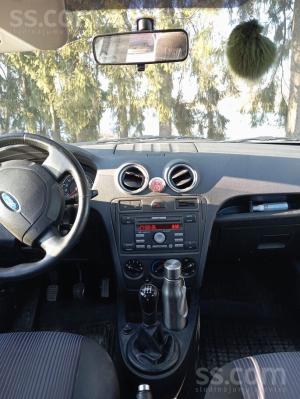 Grey Ford Fusion 2008 in Aluksne, with an engine capacity of 1.40 L and mileage of 212 thousand km for 1850 €, photo 5 on AUTOMOTO.COM.LV