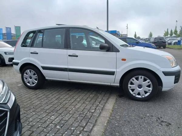 Balts Ford Fusion 2009 Limbaži, ar dzinēja tilpumu 1.60 L un nobraukumu 43 tūkst. km par 5950 €, foto 3 vietnē AUTOMOTO.COM.LV