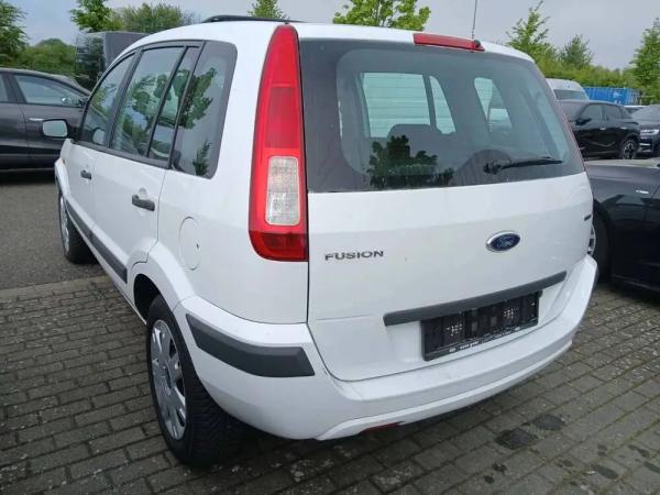 White Ford Fusion 2009 in Limbazi, with an engine capacity of 1.60 L and mileage of 43 thousand km for 5950 €, photo 8 on AUTOMOTO.COM.LV