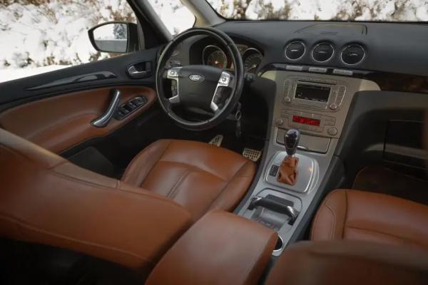 Black Ford Galaxy 2009 in Jelgava, with an engine capacity of 2.00 L and mileage of 263 thousand km for 5000 €, photo 7 on AUTOMOTO.COM.LV