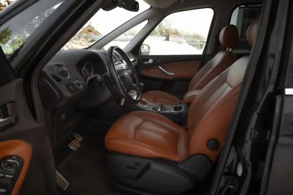 Black Ford Galaxy 2009 in Jelgava, with an engine capacity of 2.00 L and mileage of 263 thousand km for 5000 €, photo 9 on AUTOMOTO.COM.LV