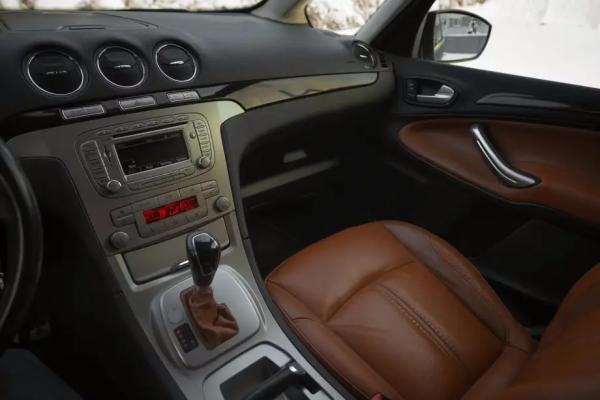 Black Ford Galaxy 2009 in Jelgava, with an engine capacity of 2.00 L and mileage of 263 thousand km for 5000 €, photo 10 on AUTOMOTO.COM.LV