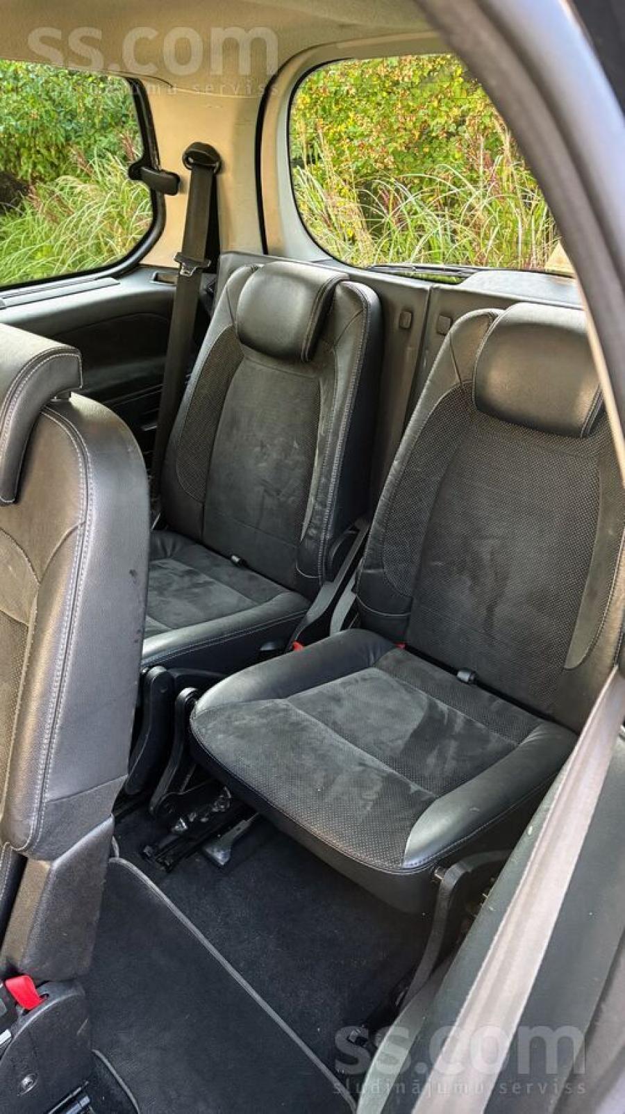 Black Ford Galaxy 2010 in Riga, with an engine capacity of 2.20 L and mileage of 357 thousand km for 4950 €, photo 8 on AUTOMOTO.COM.LV