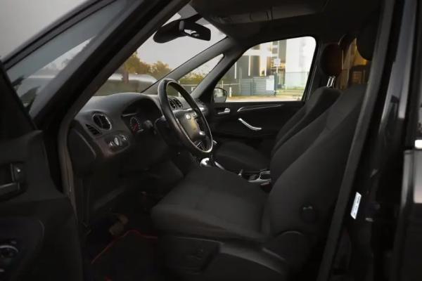 Black Ford Galaxy 2012 in Jelgava, with an engine capacity of 2.20 L and mileage of 291 thousand km for 6700 €, photo 9 on AUTOMOTO.COM.LV