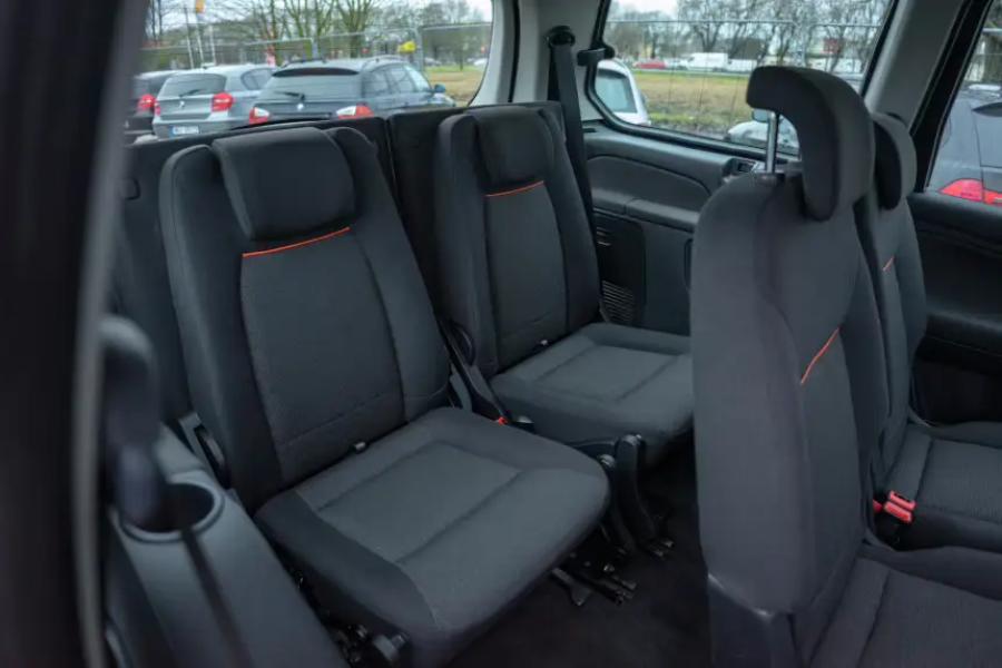 Blue Ford Galaxy 2007 in Liepaja, with an engine capacity of 2.00 L and mileage of 259 thousand km for 4850 €, photo 13 on AUTOMOTO.COM.LV