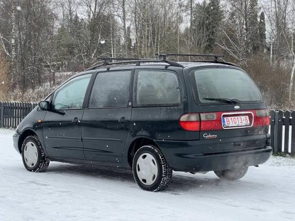 Green Ford Galaxy 1995 in Rezekne, with an engine capacity of 2.00 L and mileage of 275 thousand km for 1100 €, photo 5 on AUTOMOTO.COM.LV