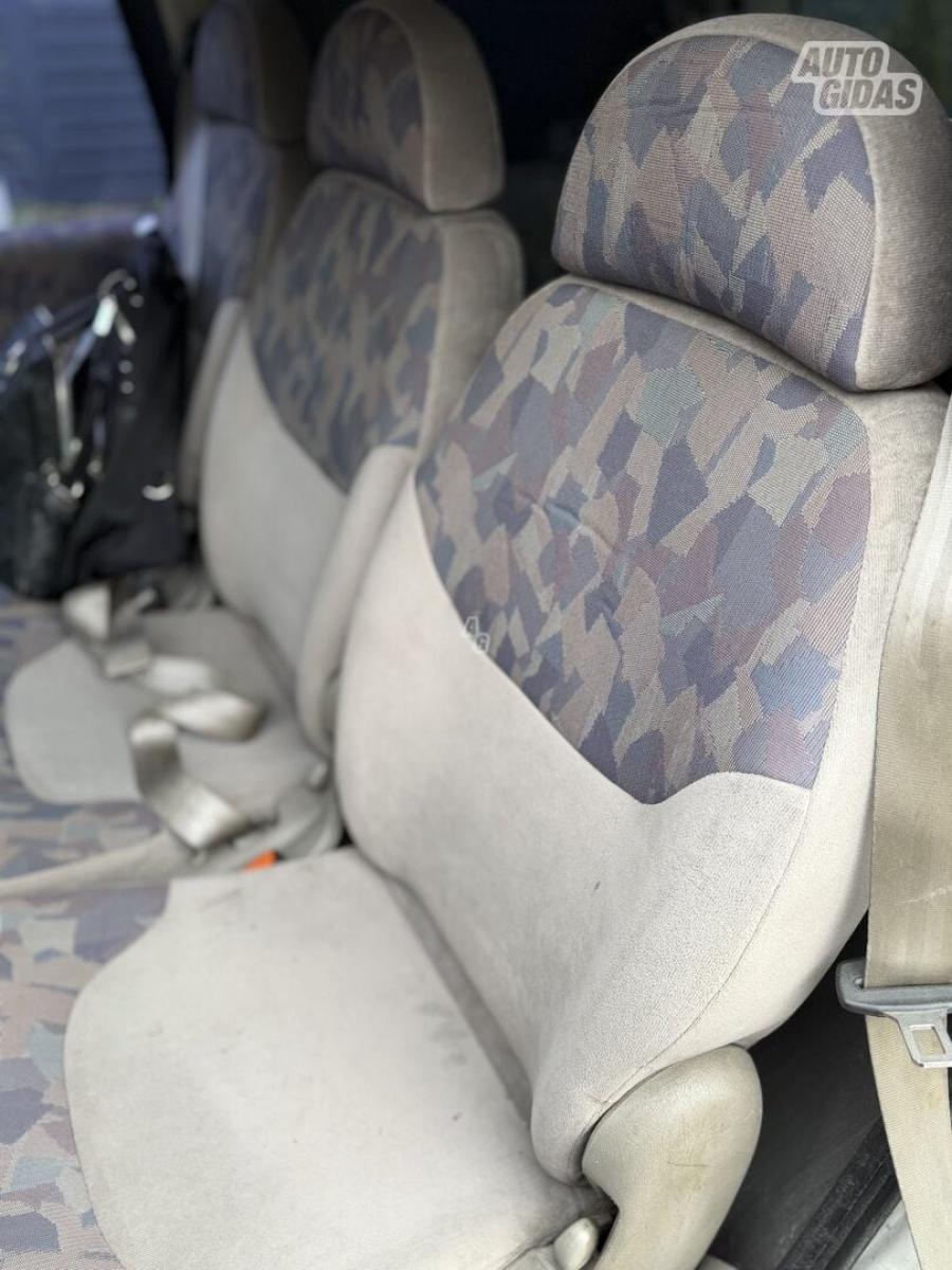 Pelēks Ford Galaxy 1996 Kauņa, ar dzinēja tilpumu 1.90 L un nobraukumu 288 tūkst. km par 1380 €, foto 19 vietnē AUTOMOTO.COM.LV