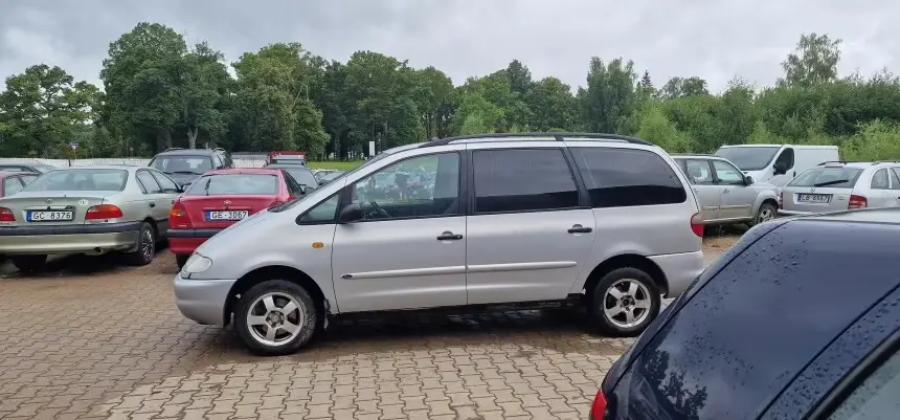Pelēks Ford Galaxy 1998 Valmiera, ar dzinēja tilpumu 2.30 L un nobraukumu 380 tūkst. km par 1000 €, foto 7 vietnē AUTOMOTO.COM.LV
