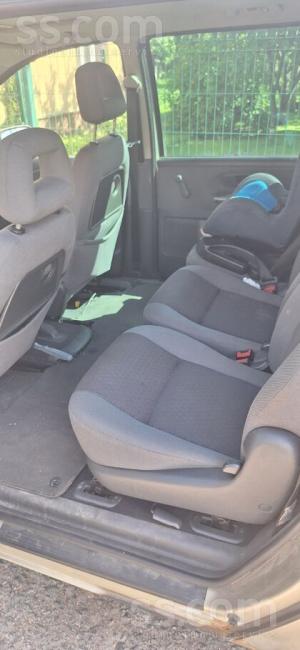 Pelēks Ford Galaxy 2005 Jelgava, ar dzinēja tilpumu 1.90 L un nobraukumu 370 tūkst. km par 800 €, foto 18 vietnē AUTOMOTO.COM.LV
