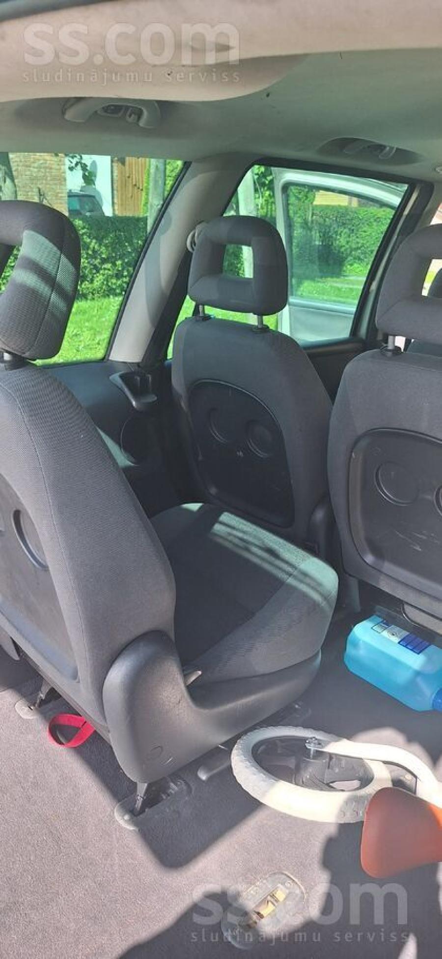 Pelēks Ford Galaxy 2005 Jelgava, ar dzinēja tilpumu 1.90 L un nobraukumu 370 tūkst. km par 800 €, foto 19 vietnē AUTOMOTO.COM.LV