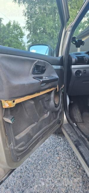 Pelēks Ford Galaxy 2005 Jelgava, ar dzinēja tilpumu 1.90 L un nobraukumu 370 tūkst. km par 800 €, foto 24 vietnē AUTOMOTO.COM.LV