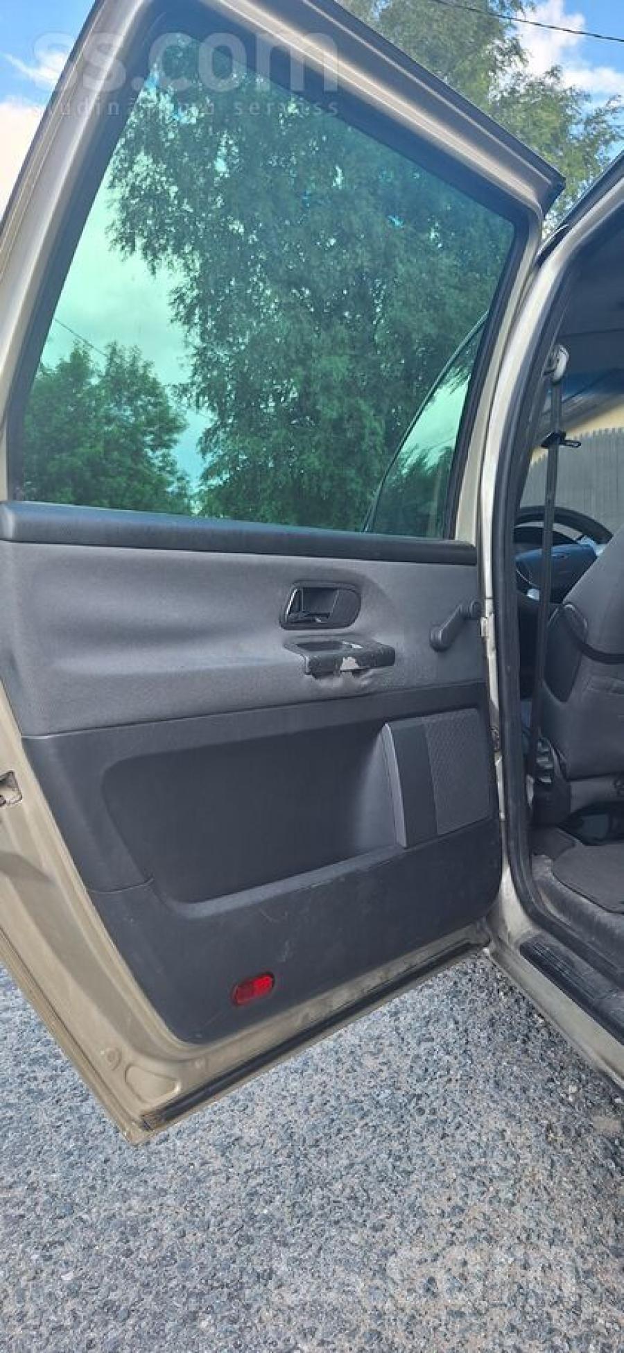 Pelēks Ford Galaxy 2005 Jelgava, ar dzinēja tilpumu 1.90 L un nobraukumu 370 tūkst. km par 800 €, foto 25 vietnē AUTOMOTO.COM.LV