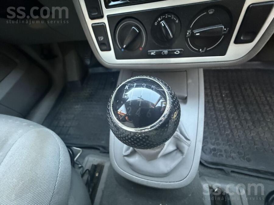 Pelēks Ford Galaxy 2005 Rēzekne, ar dzinēja tilpumu 1.90 L un nobraukumu 353 tūkst. km par 1630 €, foto 8 vietnē AUTOMOTO.COM.LV
