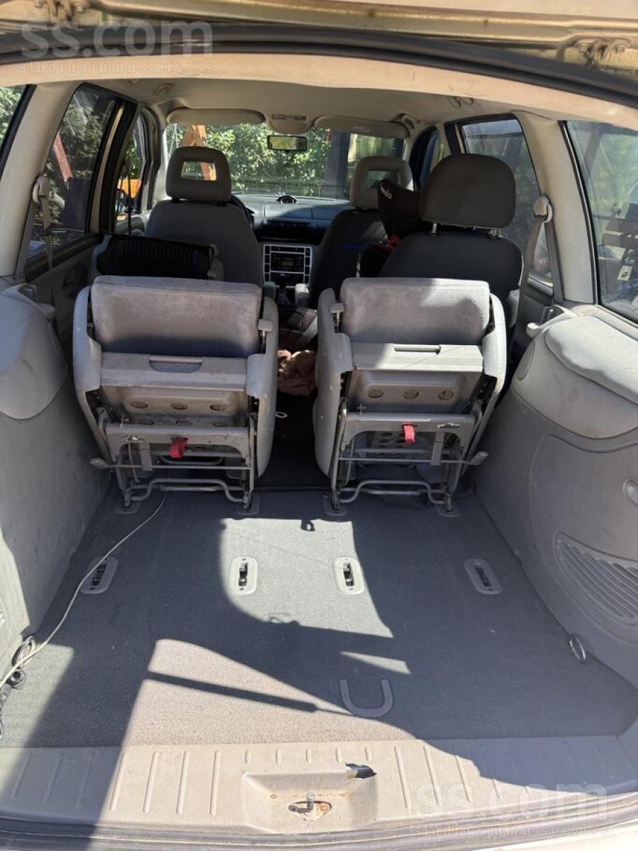 Pelēks Ford Galaxy 2005 Rēzekne, ar dzinēja tilpumu 1.90 L un nobraukumu 353 tūkst. km par 1630 €, foto 14 vietnē AUTOMOTO.COM.LV