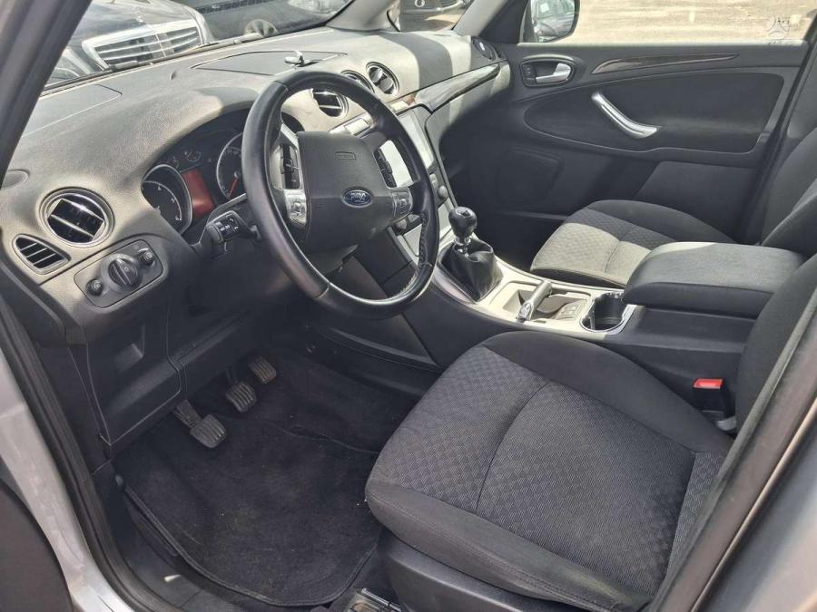 Grey Ford Galaxy 2007 in Panevezys, with an engine capacity of 2.00 L and mileage of 270 thousand km for 3100 €, photo 7 on AUTOMOTO.COM.LV