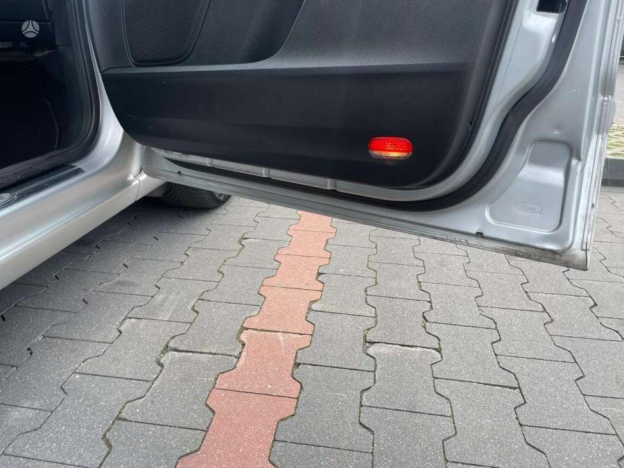 Pelēks Ford Galaxy 2007 Viļņa, ar dzinēja tilpumu 2.00 L un nobraukumu 297 tūkst. km par 3250 €, foto 14 vietnē AUTOMOTO.COM.LV