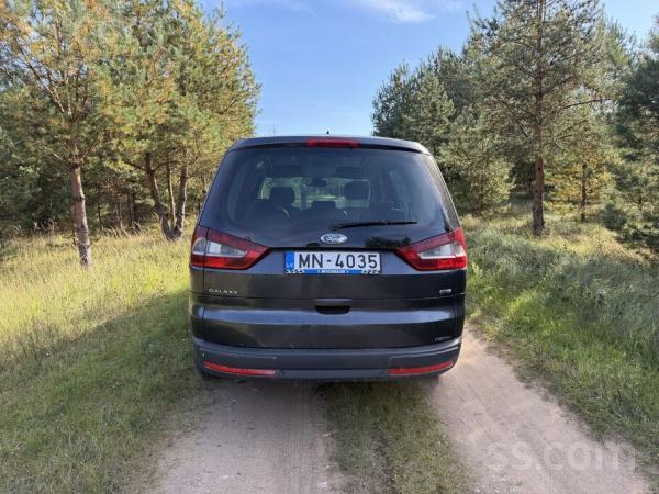 Pelēks Ford Galaxy 2007 Rēzekne, ar dzinēja tilpumu 1.80 L un nobraukumu 291 tūkst. km par 1200 €, foto 5 vietnē AUTOMOTO.COM.LV