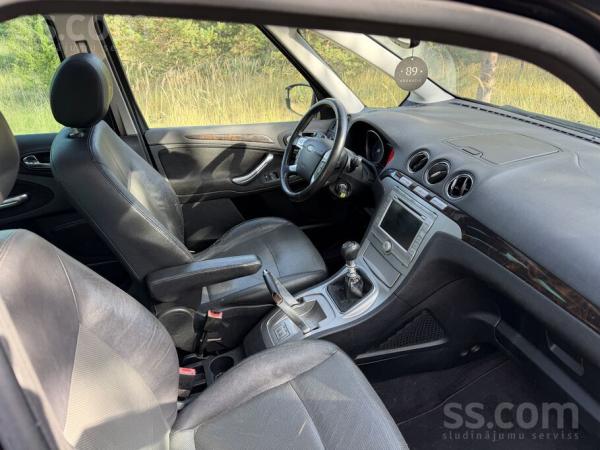 Pelēks Ford Galaxy 2007 Rēzekne, ar dzinēja tilpumu 1.80 L un nobraukumu 291 tūkst. km par 1200 €, foto 6 vietnē AUTOMOTO.COM.LV