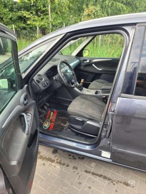 Grey Ford Galaxy 2009 in Panevezys, with an engine capacity of 1.80 L and mileage of 242 thousand km for 1777 €, photo 6 on AUTOMOTO.COM.LV