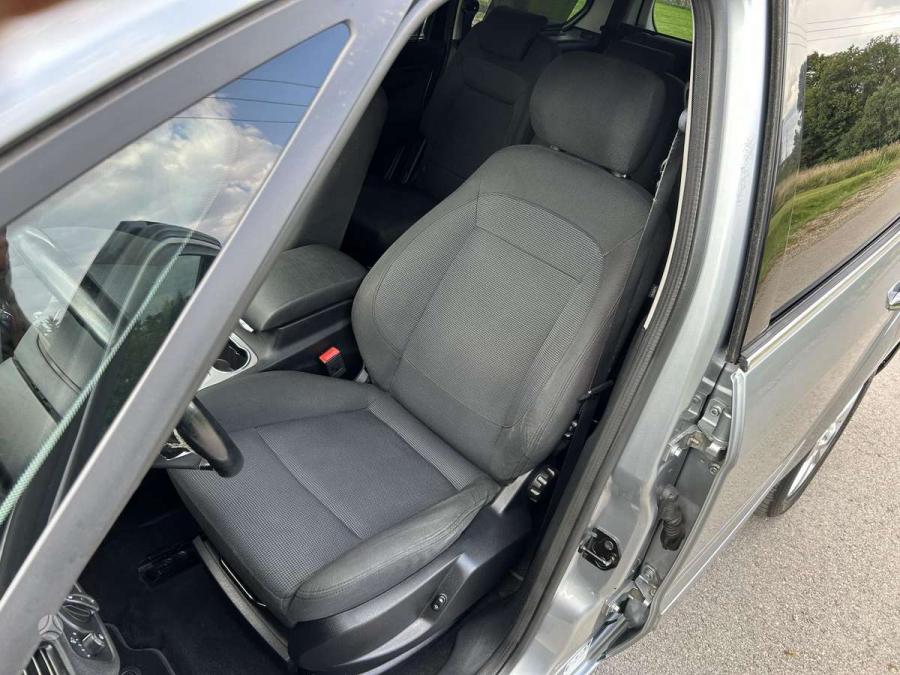 Pelēks Ford Galaxy 2009 Panevēža, ar dzinēja tilpumu 2.00 L un nobraukumu 318 tūkst. km par 3850 €, foto 32 vietnē AUTOMOTO.COM.LV