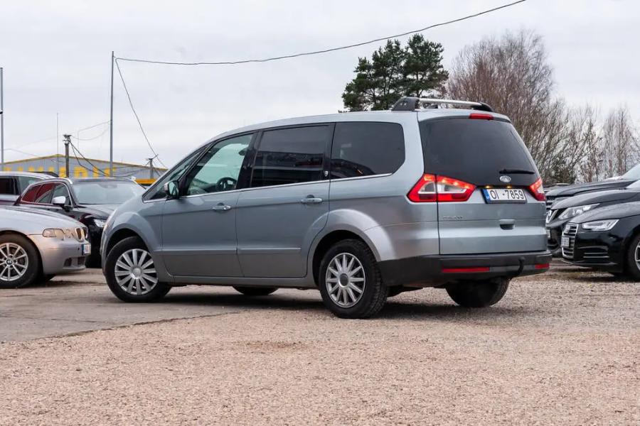 Pelēks Ford Galaxy 2010 Rīga, ar dzinēja tilpumu 2.00 L un nobraukumu 270 tūkst. km par 5995 €, foto 3 vietnē AUTOMOTO.COM.LV