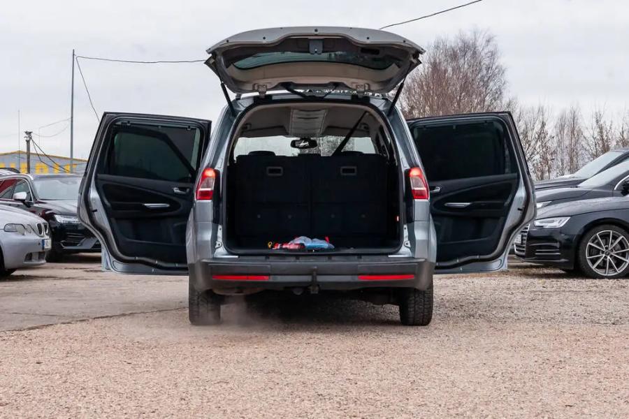 Pelēks Ford Galaxy 2010 Rīga, ar dzinēja tilpumu 2.00 L un nobraukumu 270 tūkst. km par 5995 €, foto 6 vietnē AUTOMOTO.COM.LV